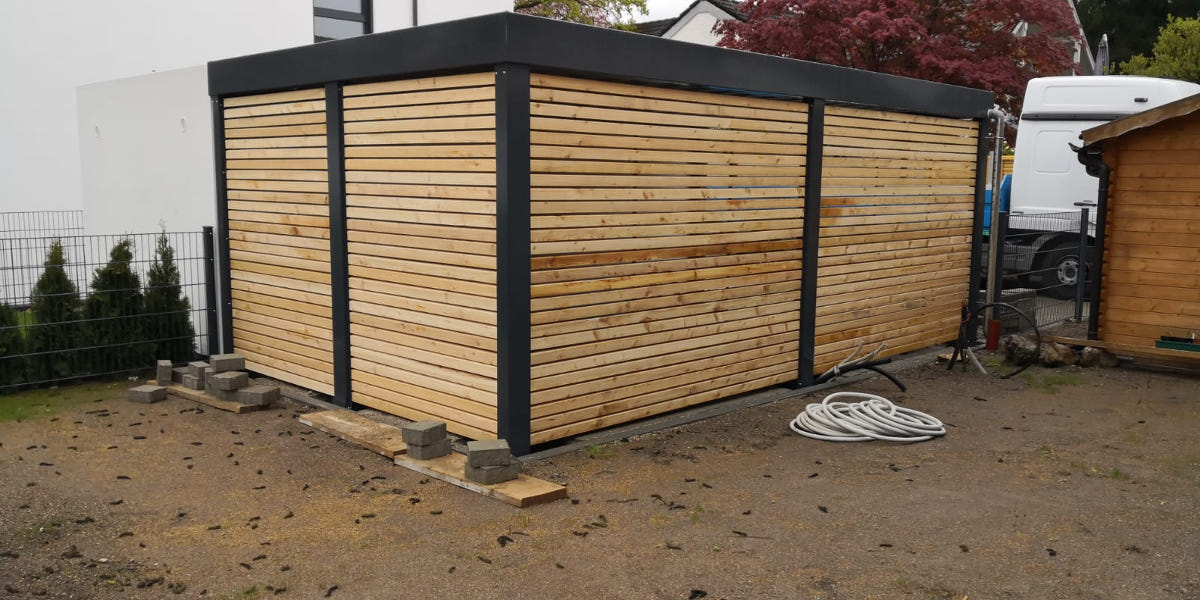 Einzel-Carport aus Stahl mit Wandelementen in Rhombus-Holzlattung ... Einzel-Carport aus Stahl mit Wandelementen in Rhombus-Holzlattung ...